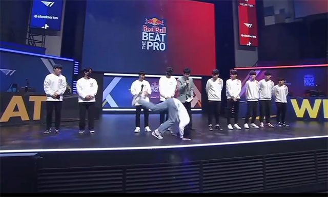 faker晒出手伤照片，粉丝在见面会上翻跟斗，他想重温年轻感觉？