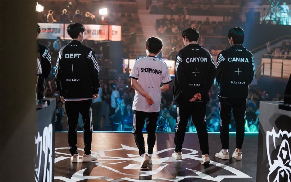 LPL很多人发消息被我拒绝，许秀坚定留队，老岳：EDG还没有任何进展_腾讯新闻