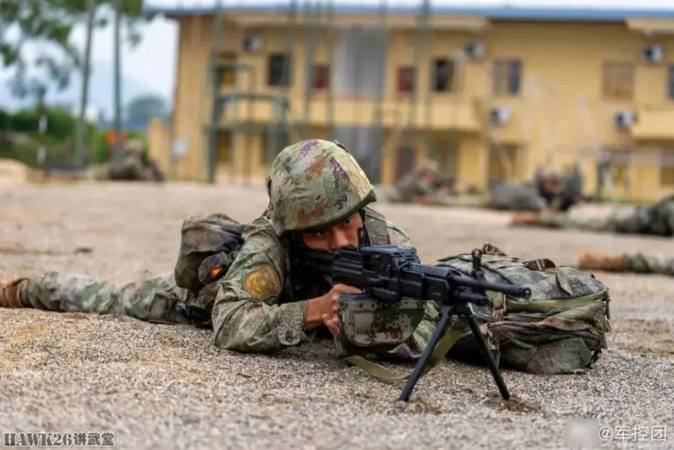 海外谈中国：QJB-201轻机枪采用双路供弹 大幅提升步兵班作战能力_腾讯新闻