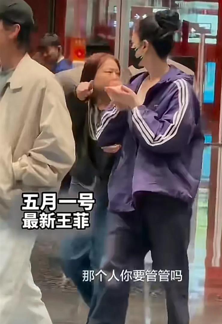 王菲看话剧被偶遇！56岁纯素颜似少女！难怪谢霆锋爱得如此深沉_腾讯新闻