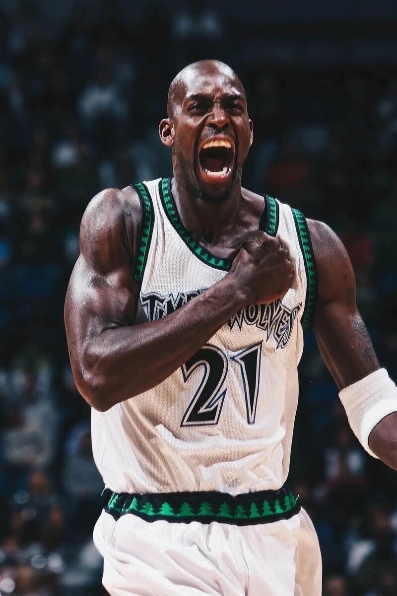 盘点效力NBA时间最长的球员，均超过21赛季，现役詹姆斯上榜_腾讯新闻