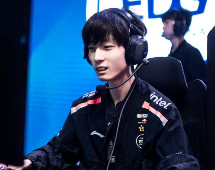 JKL点评EDG新人AD，直言操作很平庸，还好版本救了他