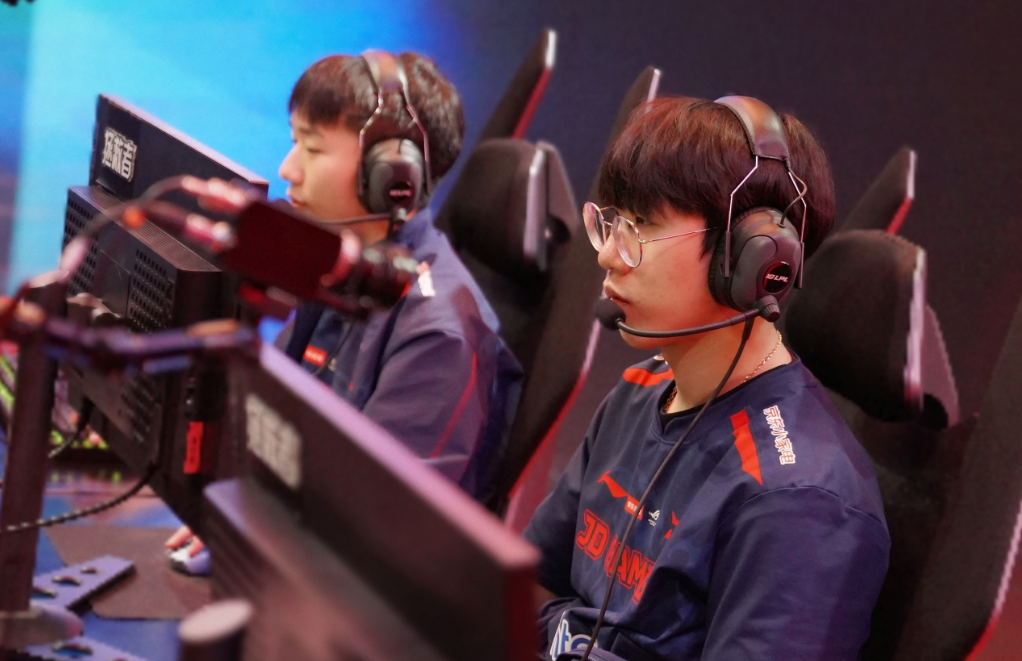 Ruler上演名场面，JDG横扫RNG，Heart教练的话遭质疑