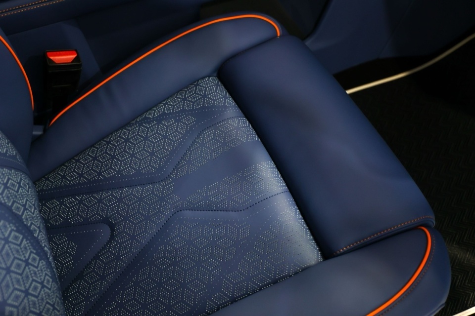 68.8万起售！东风猛士M817搭载华为ADS4系统 实现全地形智能穿越_腾讯新闻