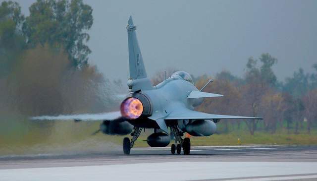 歼10C大战F16！对方动力明显更强，我们能够率先发现_腾讯新闻