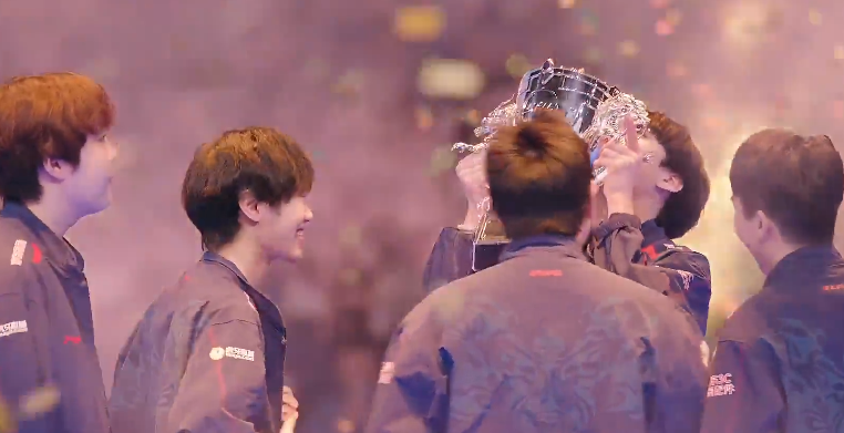 JDG击败BLG夺冠，尺帝拿下FMVP，亲吻奖杯和K皇握手庆祝