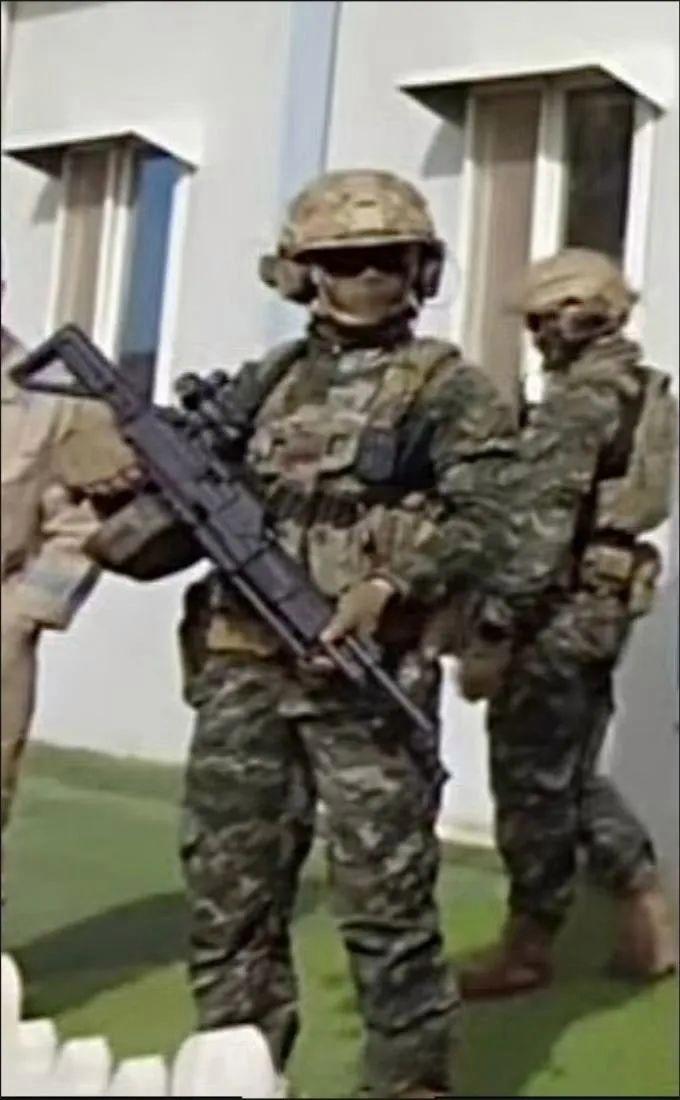 中国武警的海外特战队员，换装191步枪和201轻机枪，太帅了_腾讯新闻