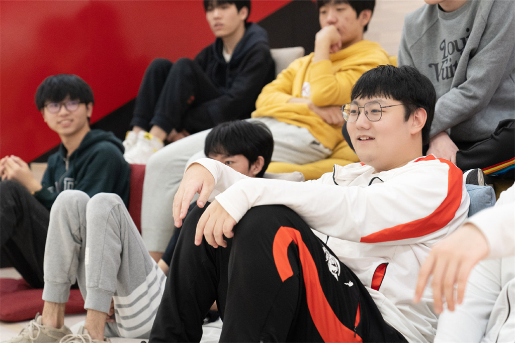 百兽试训AG连拿两局MVP，3比2力克KSG，首发仅剩未央还在