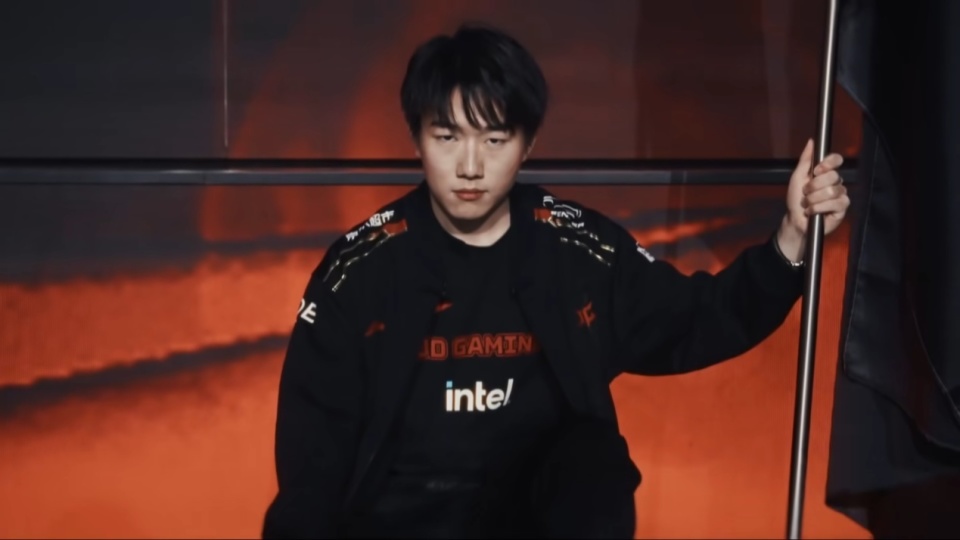 LPL上演韩援悲剧，战队投资4000万，未晋级世界赛，冠军中单背大锅_腾讯新闻