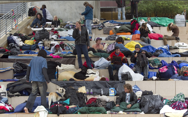 美国童星沦为流浪汉，“斩杀线”冲击中产阶层，这背后透露出什么信号？_腾讯新闻