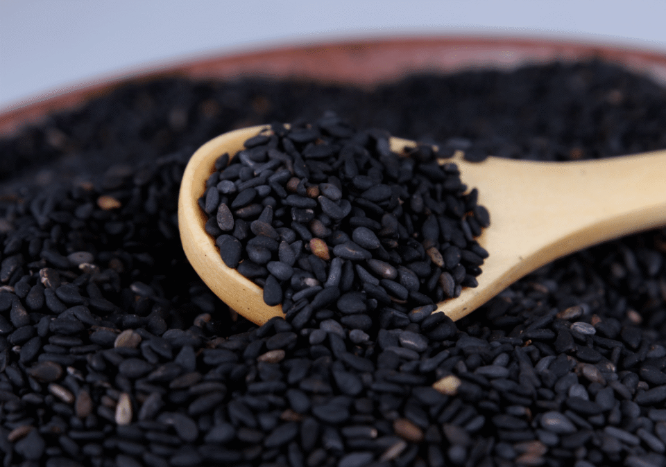 黑芝麻VS白芝麻、熟芝麻VS生芝麻，谁更营养？真相是…… _腾讯新闻