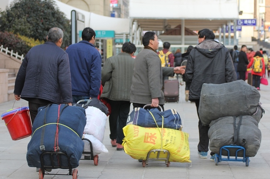 过了60岁，只能种地养老？新文件出台，9000万农民工先受益，农民来钱路子要多了_腾讯新闻