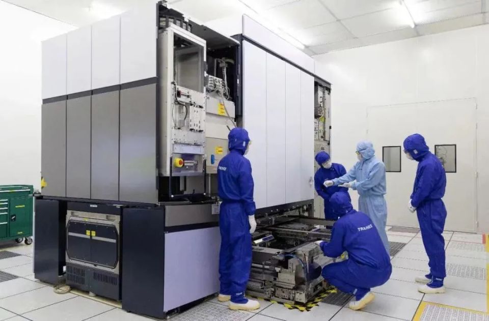 中国芯片的2025：洗牌、反围堵、“死磕28nm”练内功_腾讯新闻