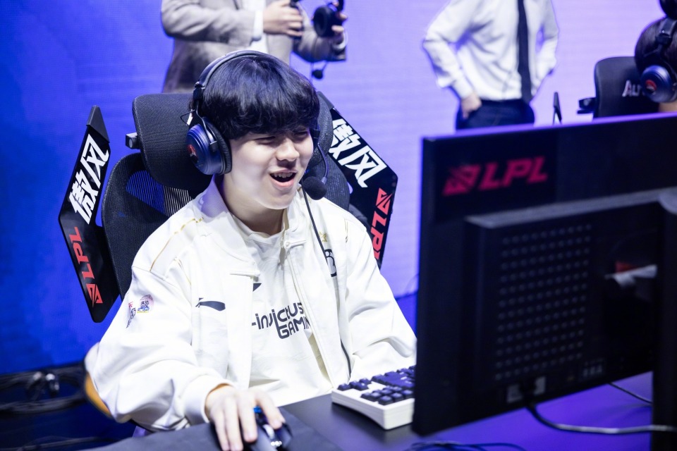 IG拿下第三赛段首胜！2-0横扫WE！Rookie对线单杀，伤害爆炸_腾讯新闻