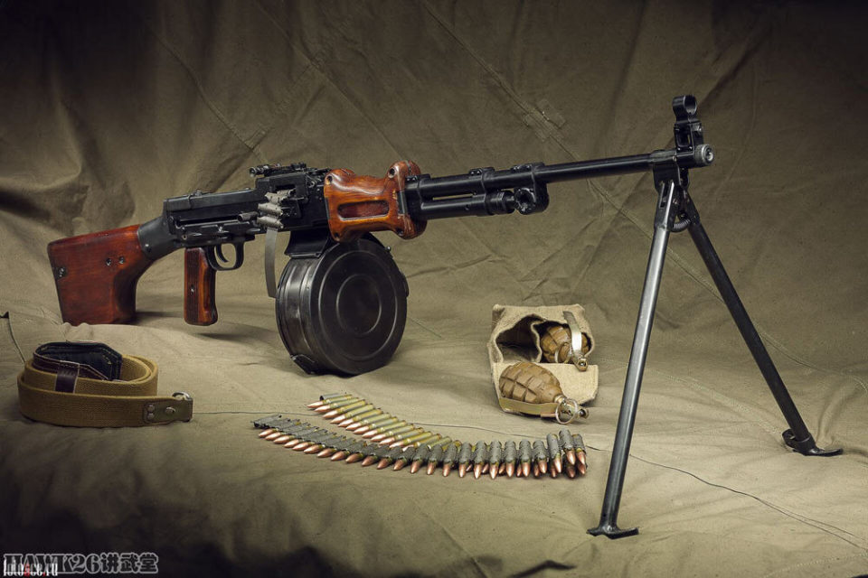 为什么RPK是最具争议的苏联机枪？由AKM发展而来 无法持续射击_腾讯新闻