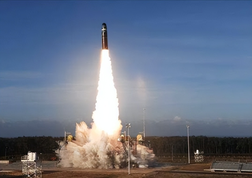 法国展示核力量，首次试射M51.3洲际导弹，预计2025年装备核潜艇_腾讯新闻