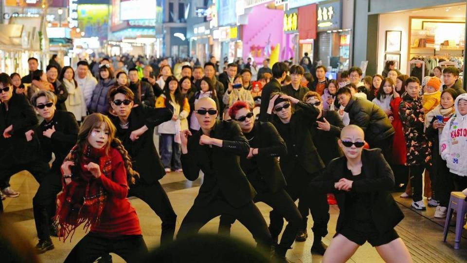 从世界冠军到街头主播 对话成都花式篮球F3篮团：为了梦想尝试多样风格丨封面头条_腾讯新闻