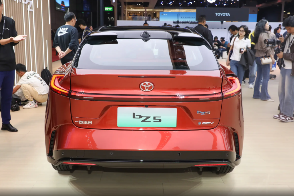 丰田开始找到状态，全新bZ5预售13万起，纯电中型SUV轿跑姿态_腾讯新闻
