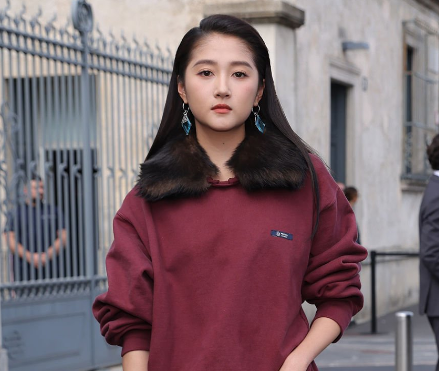 鞠婧祎生图被质疑造假，修成一米七地砖变形，现场图曝光更尴尬_腾讯新闻