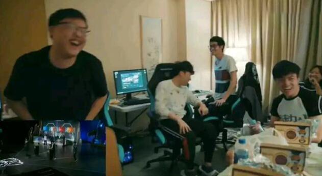 又有一支战队模仿S8的RNG，抽签完集体大笑，直接笑到S14_腾讯新闻