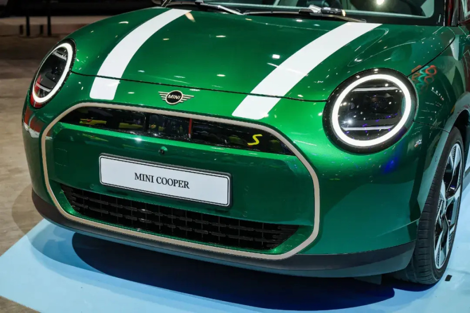 情怀值不值21万？纯电MINI COOPER，续航一般但颜值满分_腾讯新闻