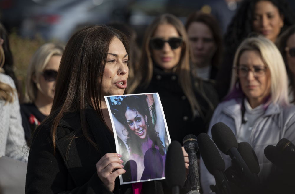 爱泼斯坦密档将启，她们渴望着真相，又害怕着真相_腾讯新闻