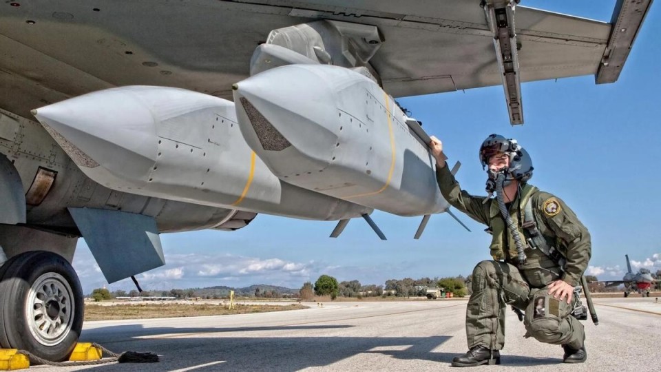 美国再次向乌克兰提供79亿美元援助 F-16战斗机获得新型远程打击武器_腾讯新闻