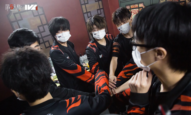 COA6中国大陆赛区预选赛：DOU5大战FPX.ZQ，前者胜算更大！