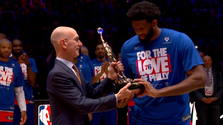 恩比德领取MVP又哭了：捧起首个乔丹奖杯喜极而泣 全场高呼MVP_腾讯新闻