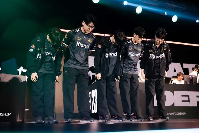 JDG击败KT晋级后，LPL“我在四强很想你”图火了！LCK迎至暗时刻_腾讯新闻