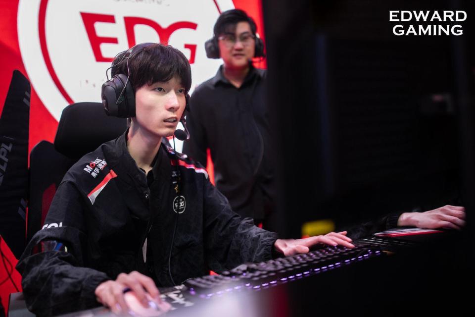 S冠军不敌MSI亚军！BLG击败EDG拿下三连胜，Leave成为突破口_腾讯新闻