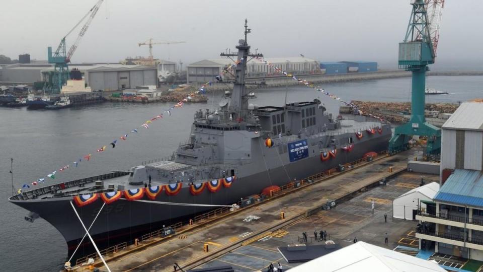 后生可畏！小哥问052D能不能装核弹，揭露了国产驱逐舰最大优势？_腾讯新闻