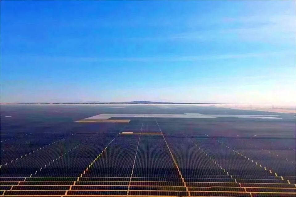 逐光而行！沙特阿尔舒巴赫2.6GW光伏电站项目ASB1并网发电_腾讯新闻