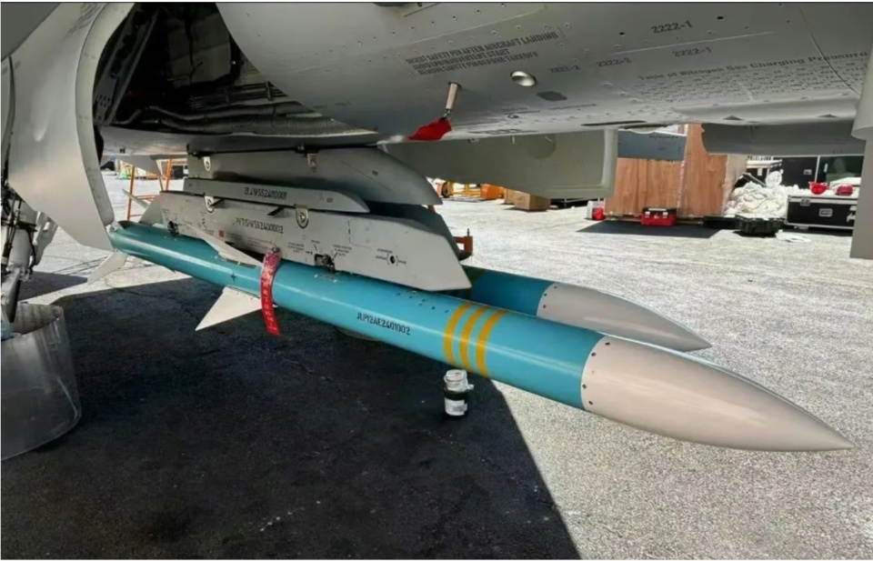 歼-10CE：机腹设置了双联挂架，能挂6枚中距弹2枚近距弹参与空战_腾讯新闻