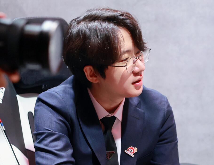 Theshy接受采访表达不满，Zeus英雄选的很舒服，全怪教练乱BP_腾讯新闻