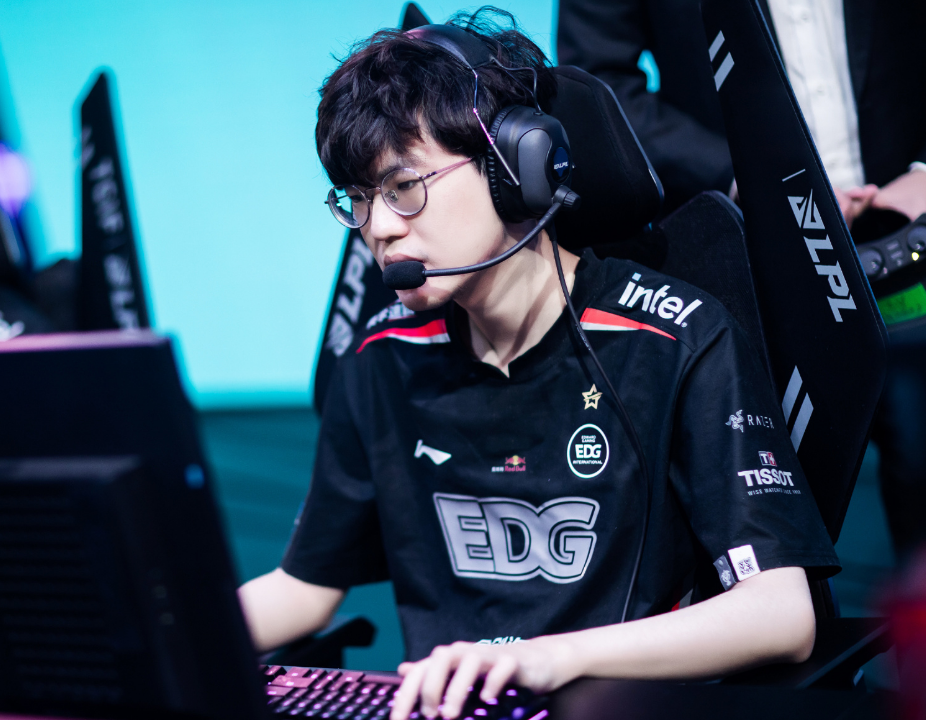 “EDG醒醒”登上热搜第一，EDG全员状态欠佳，被JDG当作背景板