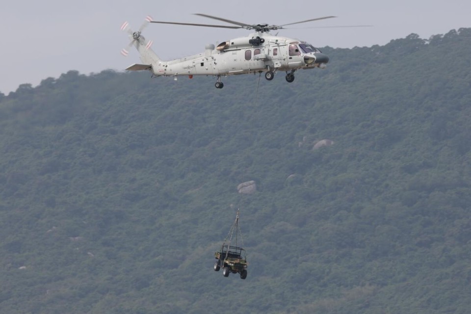 两栖突击就这么打:直20J、直8C连人带车突进,“山猫”落地狂奔_腾讯新闻