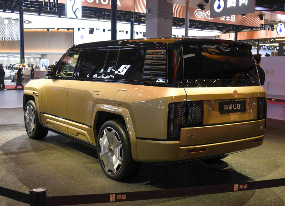 仰望U8L鼎世版上市 黄金车标/轴距加长200mm 售价128万起_腾讯新闻