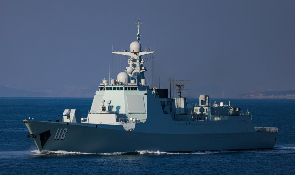 头顶小神盾,最新批次052D首舰领衔出征,入列不到半年就前出西太_腾讯新闻