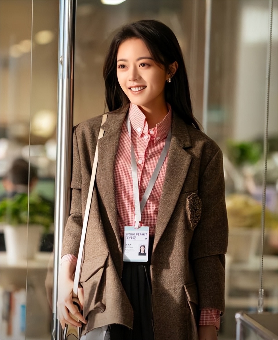 《骄阳似我》为我们发掘了一位宝藏女演员！肤白貌美气质佳，爱了爱了_腾讯新闻