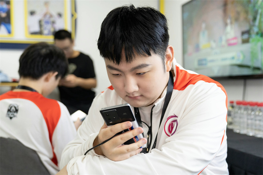 百兽试训AG连拿两局MVP，3比2力克KSG，首发仅剩未央还在