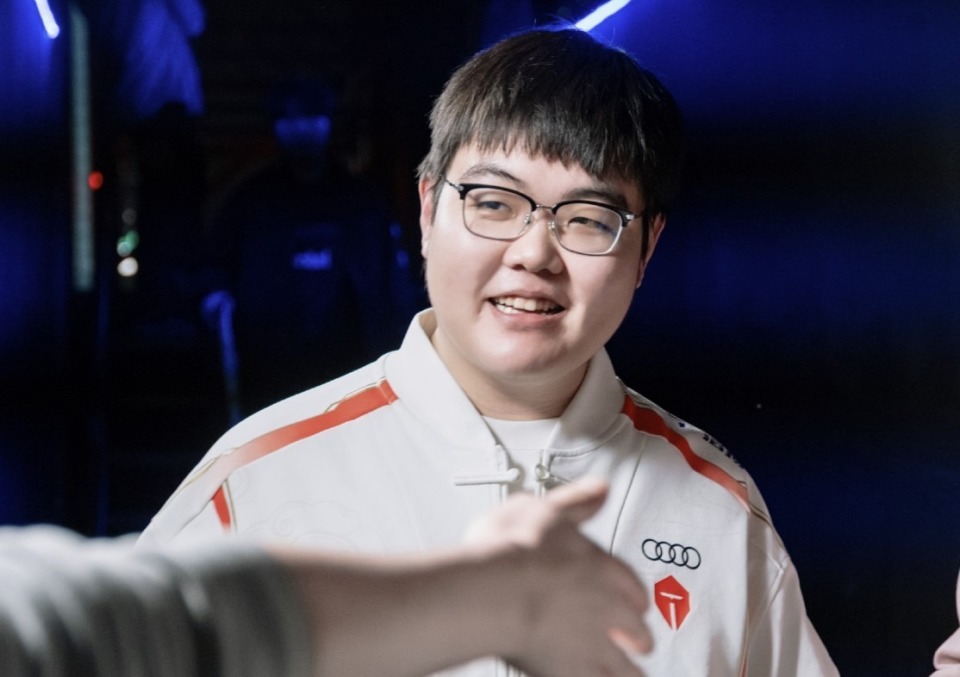 369背锅！TES不敌GEN，惨遭首败！解说直言：369给了大机会_腾讯新闻