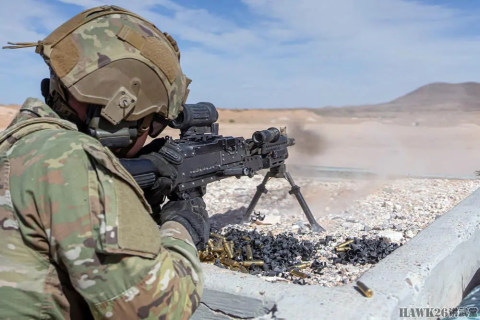 美军侦察兵进行M240L机枪实弹训练 M192改进型三脚架低调亮相_腾讯新闻
