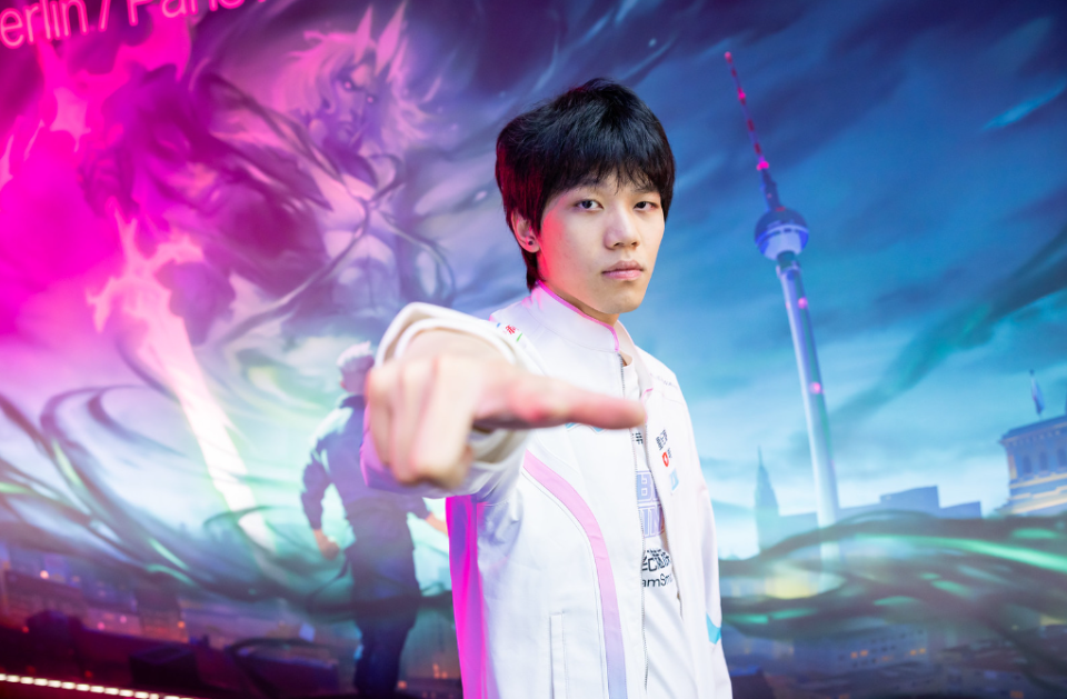 Faker加里奥英雄登场守护T1！T1 3-2战胜BLG夺得S14冠军_腾讯新闻