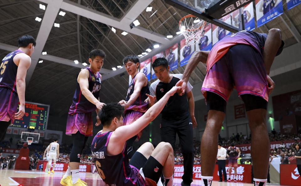 不比郭艾伦强！MVP后卫场均仅10分，带队1胜4负，主教练无奈背锅_腾讯新闻