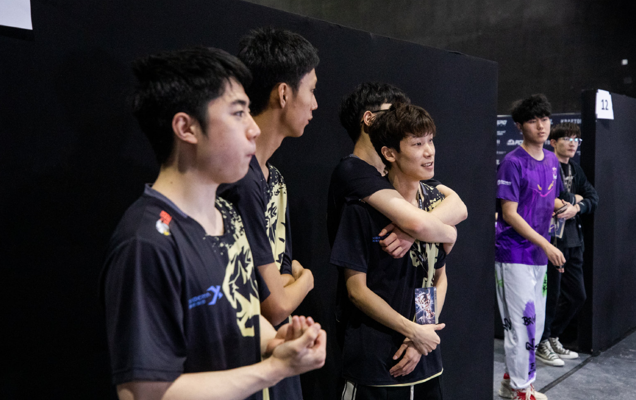 4AM单日两鸡提前晋级，112登顶淘汰榜，天霸解锁联赛4000杀成就