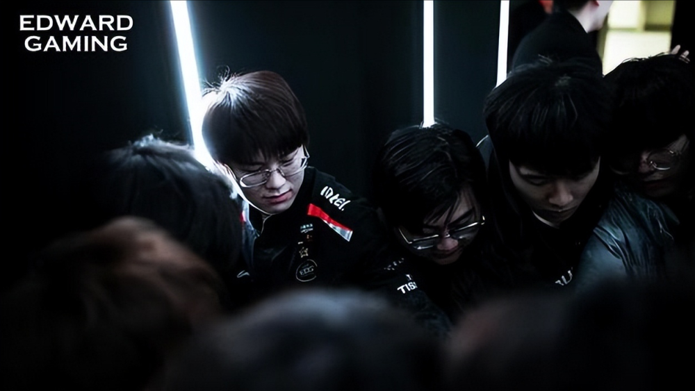 输给JDG是被T1坑了！EDG高层直播甩锅：Zues训练赛给了我们自信_腾讯新闻