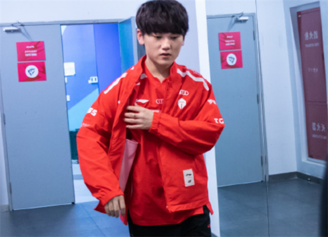 “jkl可比我帅多了”，接替ruler的小ad星星眼：说我像他就是称赞