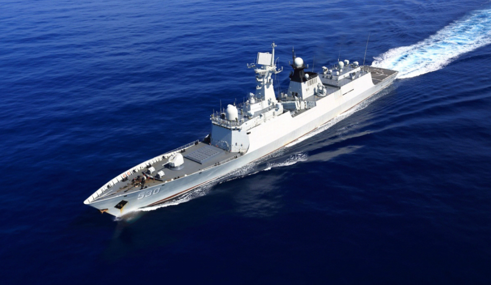 056型护卫舰有多大？与054A同框才明白，为何会逐步转交海警使用_腾讯新闻