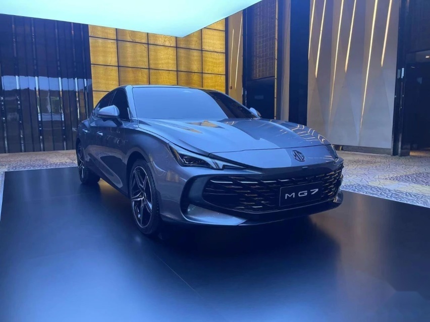 试驾2023款名爵MG7，外观炫酷，年轻人的最爱？_腾讯新闻